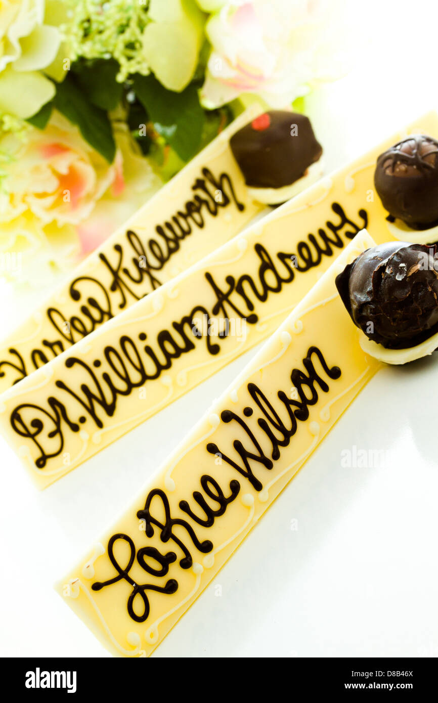 Personolized guest chocolate name plate for the wedding Stock Photo - Alamy