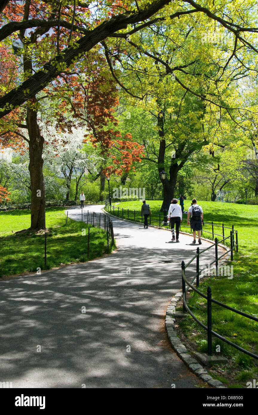 New york central park walkway hi-res stock photography and images - Alamy