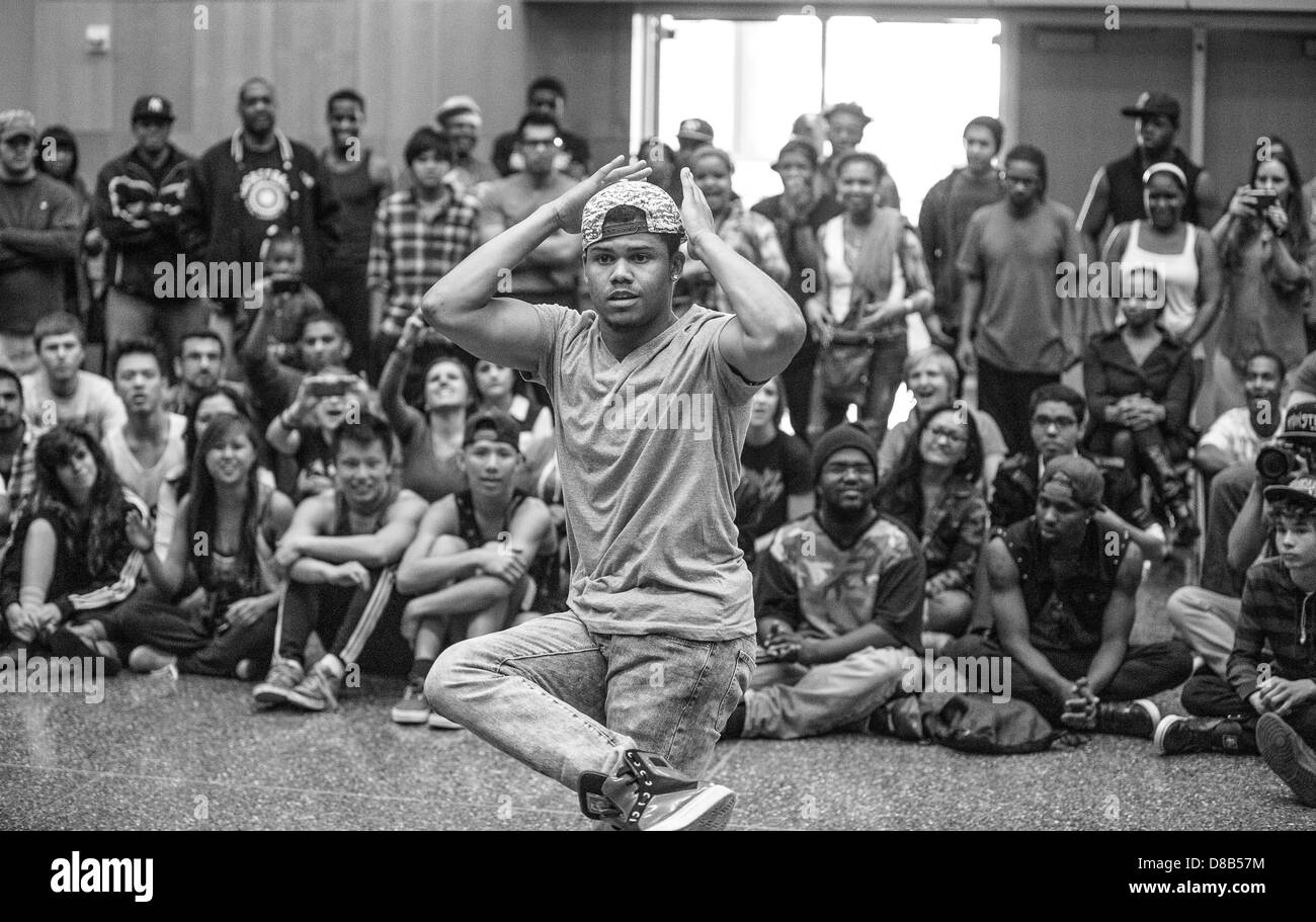 African american break dancing hi-res stock photography and images - Alamy