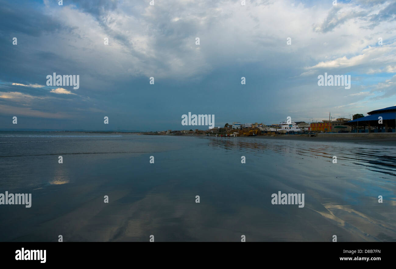 Manta ecuador beach hi-res stock photography and images - Alamy