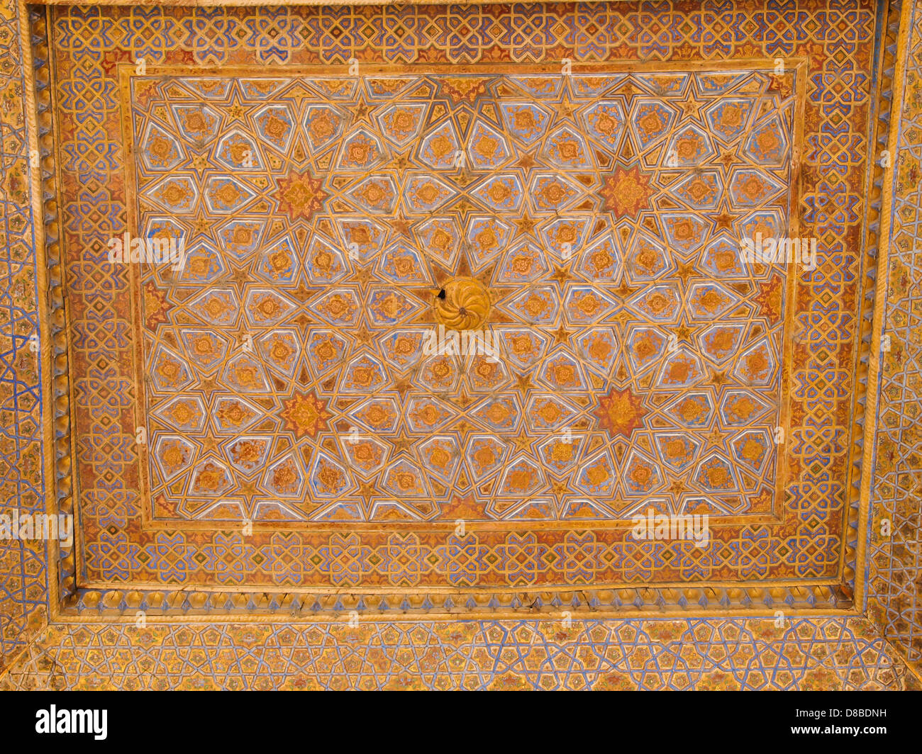 Islamic art pattern ceiling hi-res stock photography and images - Alamy