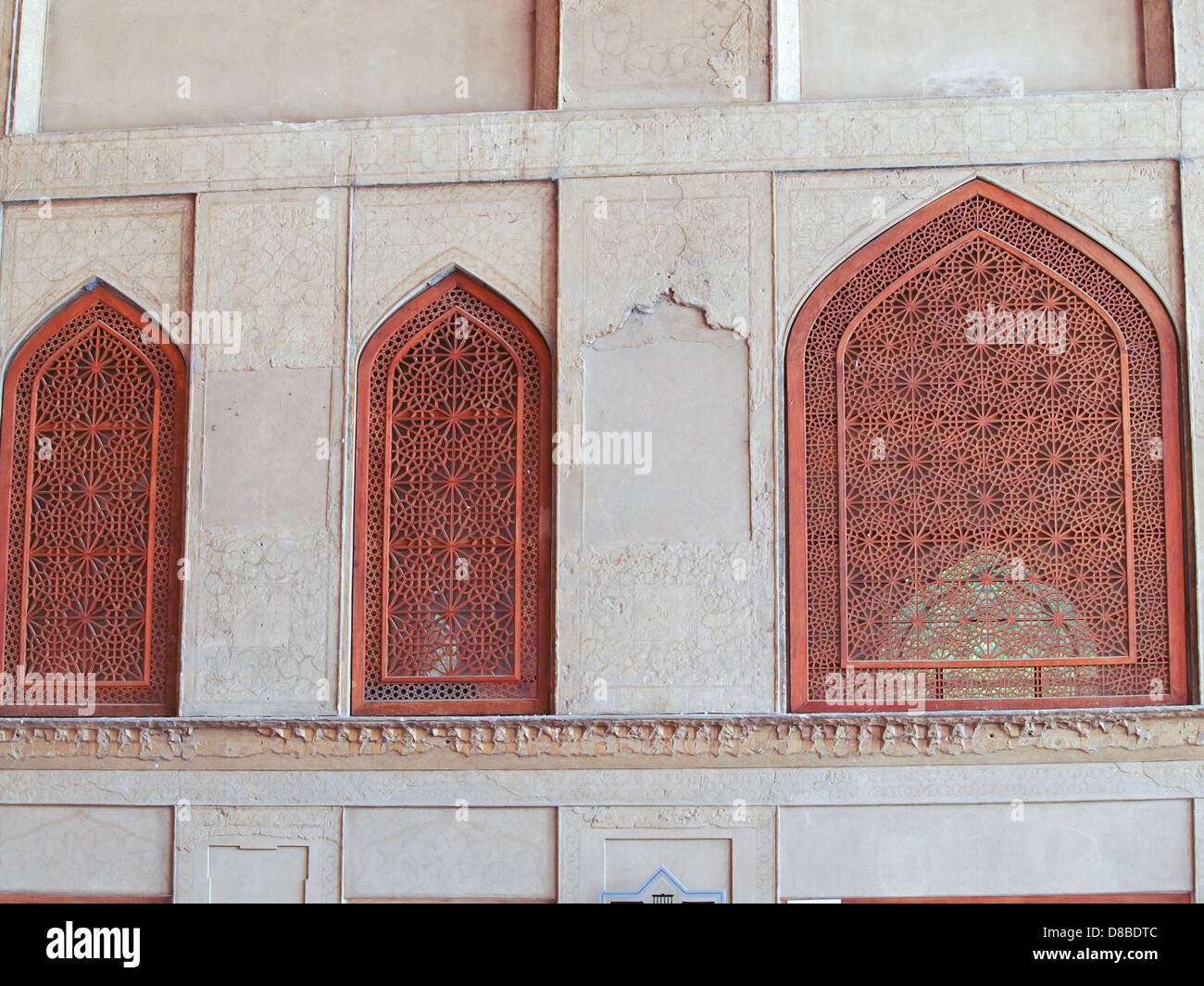 Islamic pattern woodern screen window in Chehel Sotoun (Sotoon) Palace ...