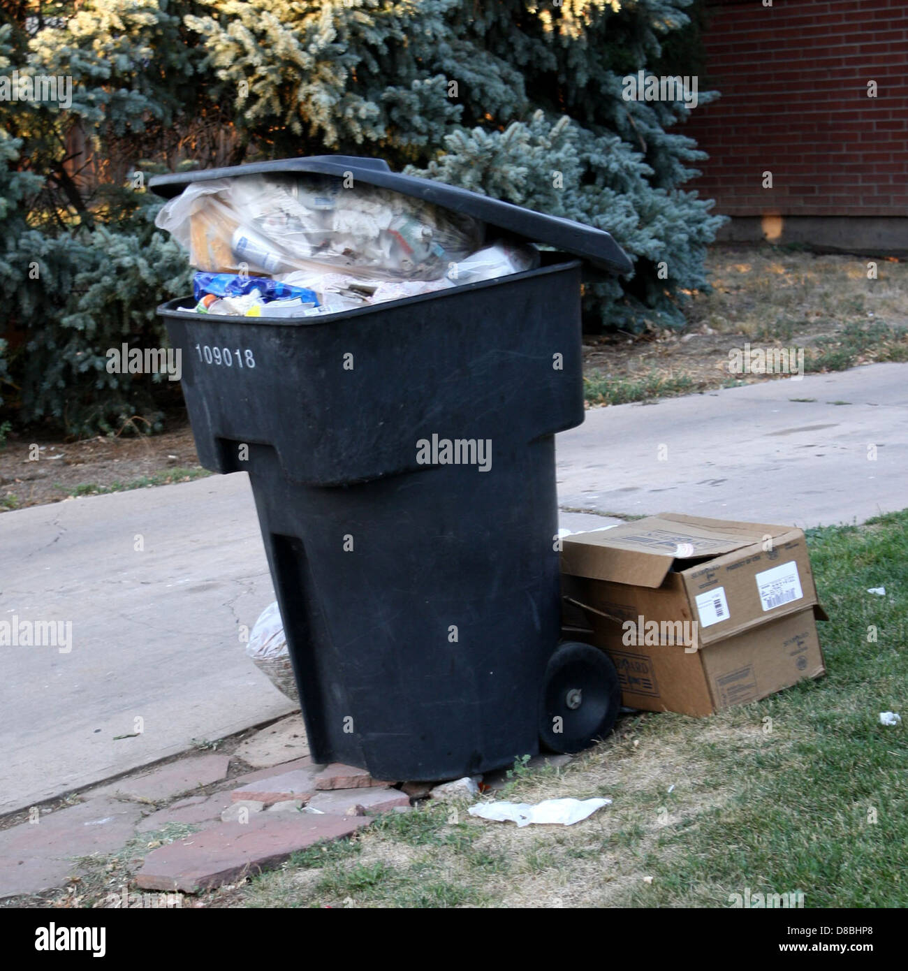 over flowing garbage can Stock Photo - Alamy