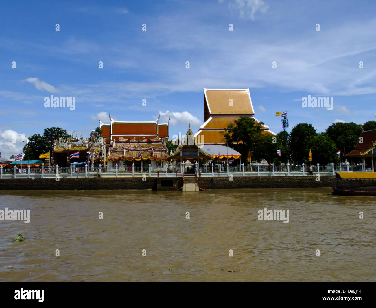 Phanan Choeng buddhist temple on the bank of Chao Praya river in ...