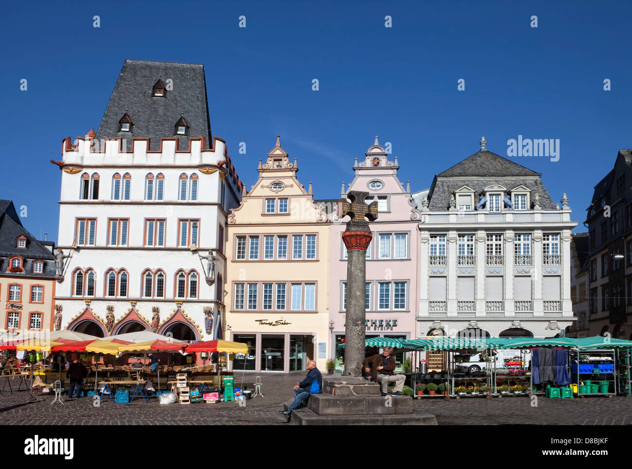 The medieval market cross on Hauptmarkt square, Steipe, Trier ...