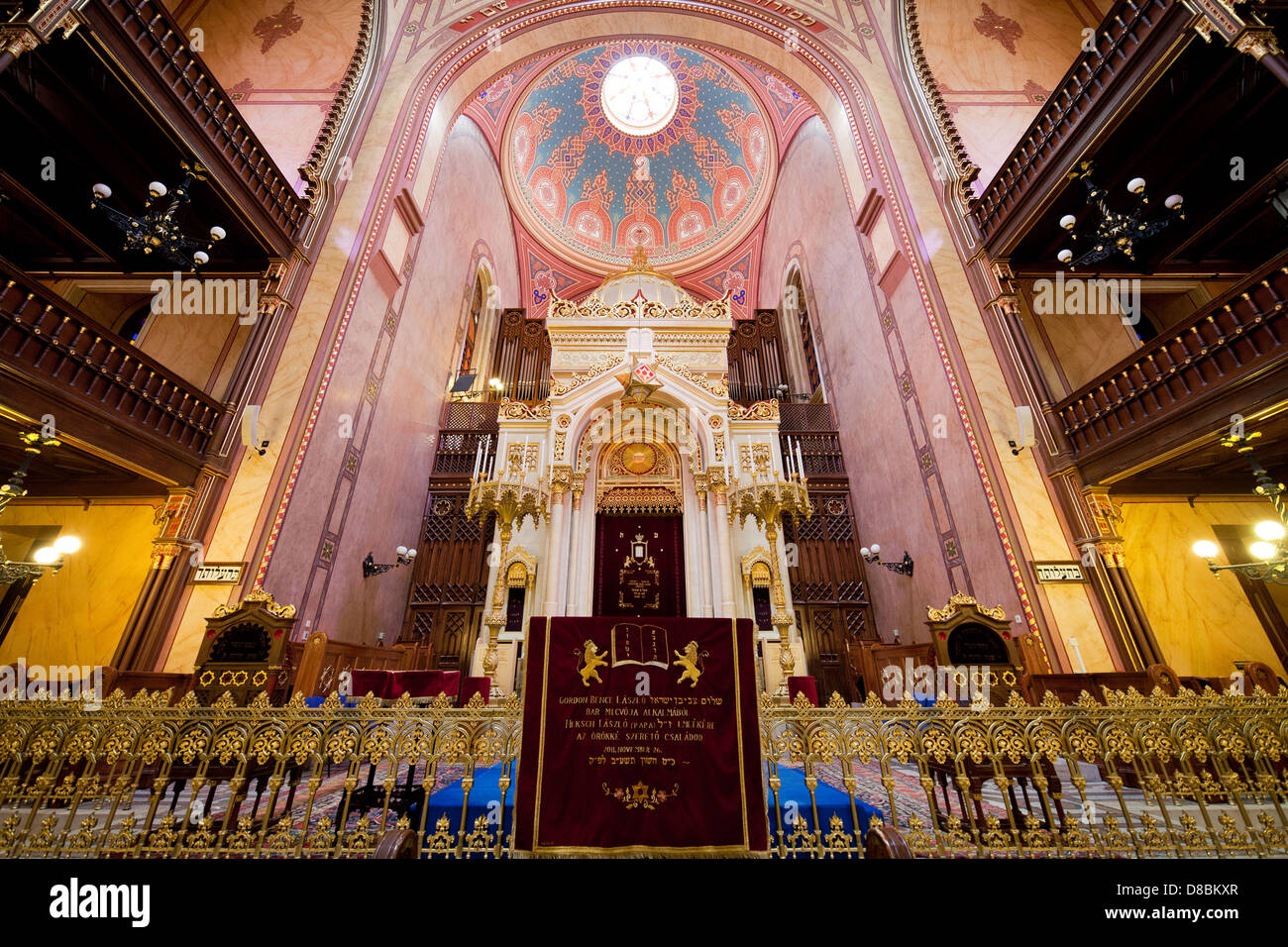 Bimah synagogue hi-res stock photography and images - Alamy