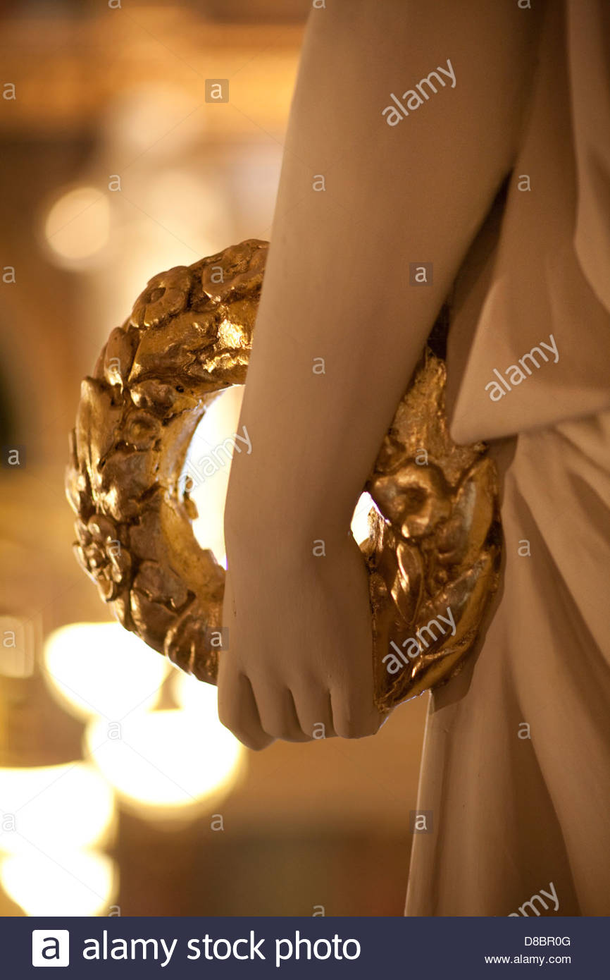 Statue Holding Wreath Stock Photos & Statue Holding Wreath Stock Images ...