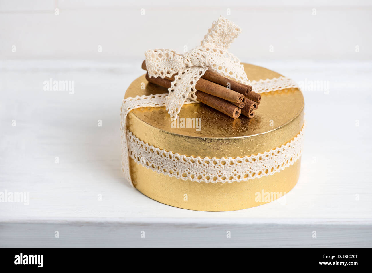 Golden round Christmas present ddcorated with cinnamon sticks Stock ...