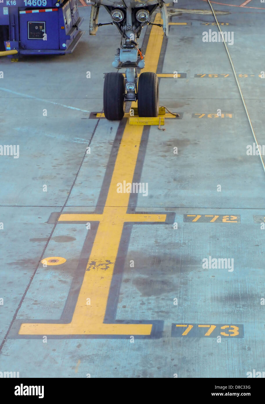 Military aircraft landing gear wheel hi-res stock photography and ...