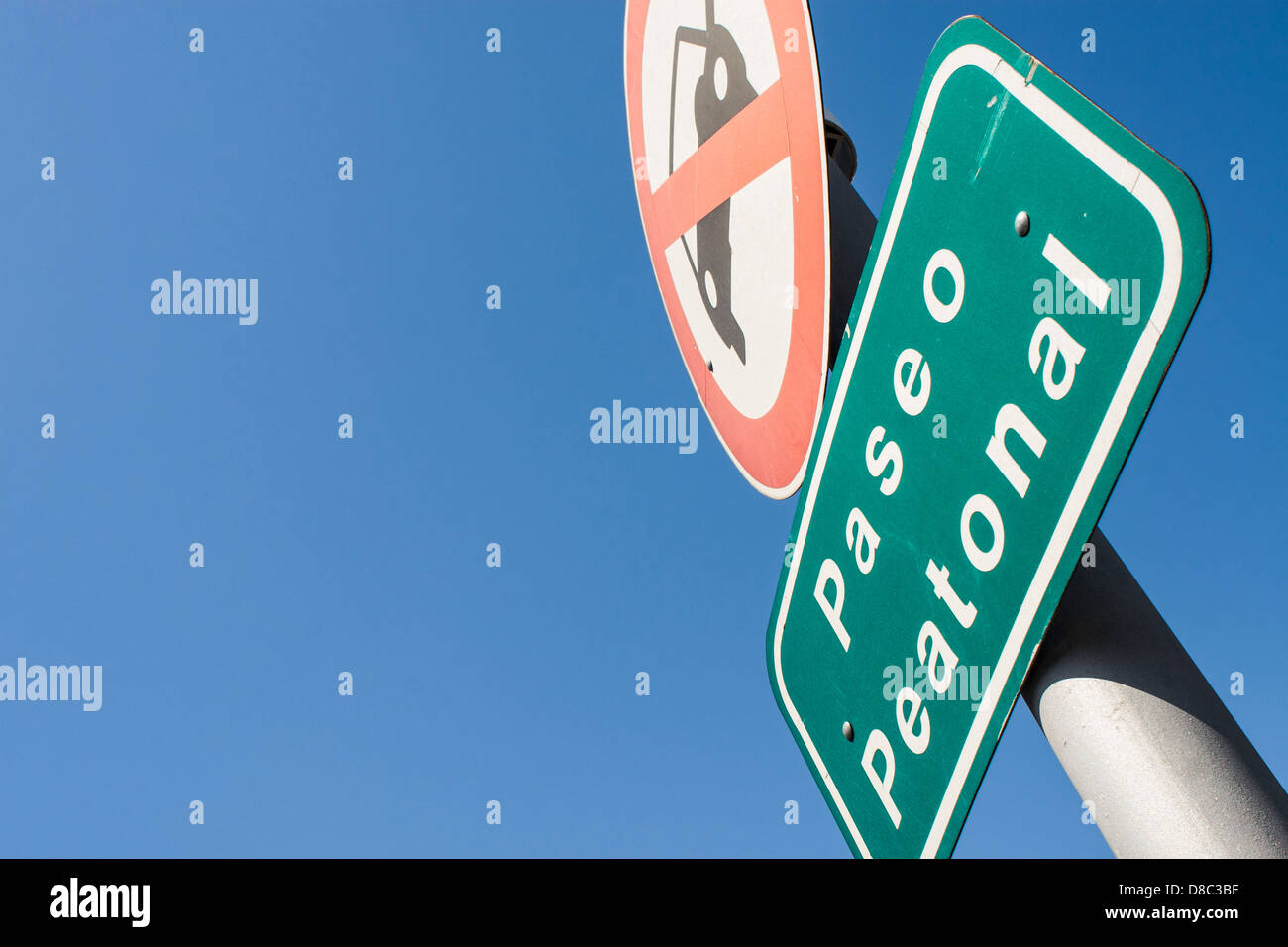 Spanish pedestrian traffic light hi-res stock photography and images ...