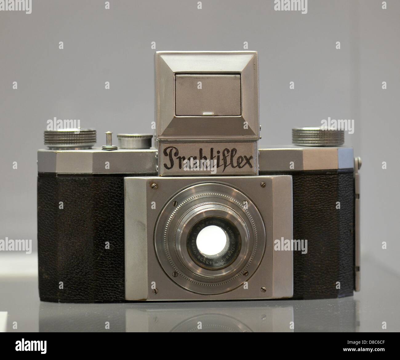 The first single mirror reflex cameras in 35mm format, Praktiflex from ...