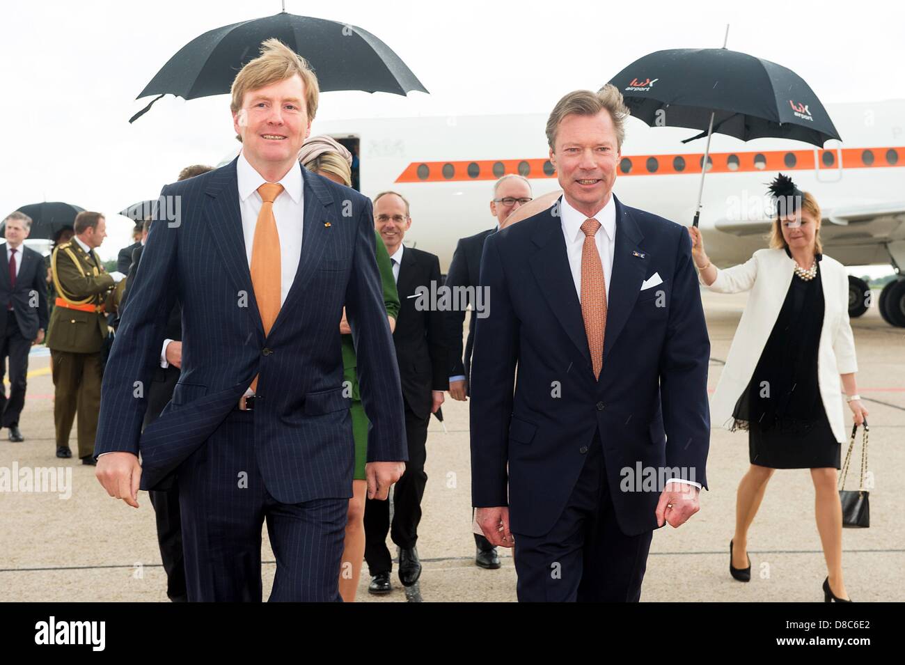 Grand Duke Henri (R) of Luxembourg welcomes King Willem-Alexander of ...