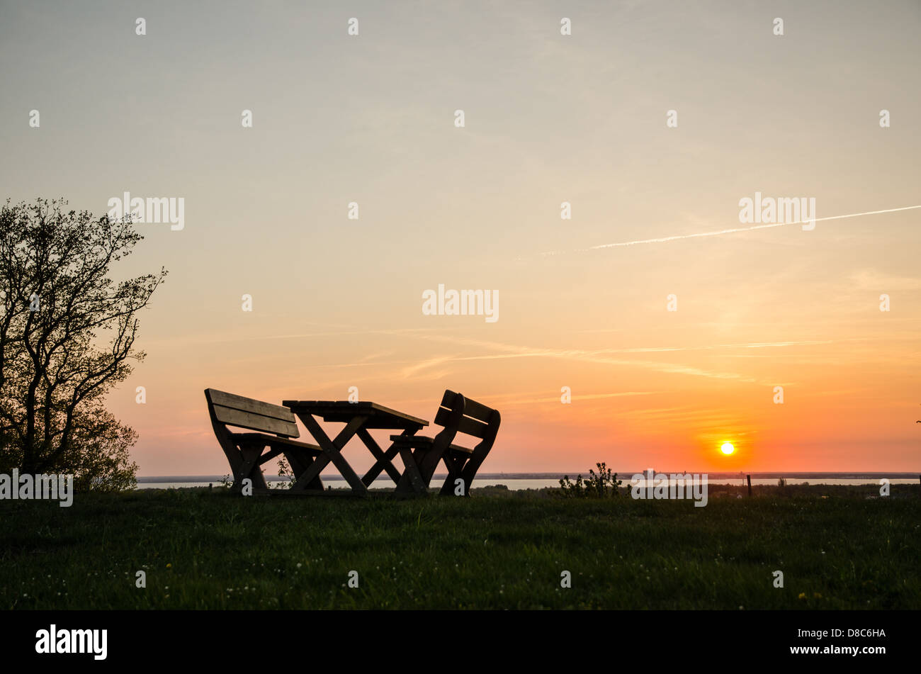 Lunch bench seating hi-res stock photography and images - Alamy