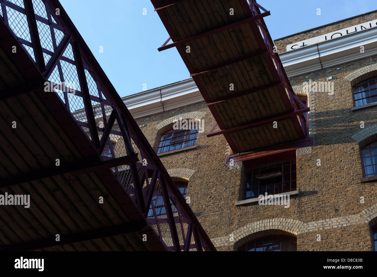 Dundee Court, Wapping High Street, showing old gangways above road ...