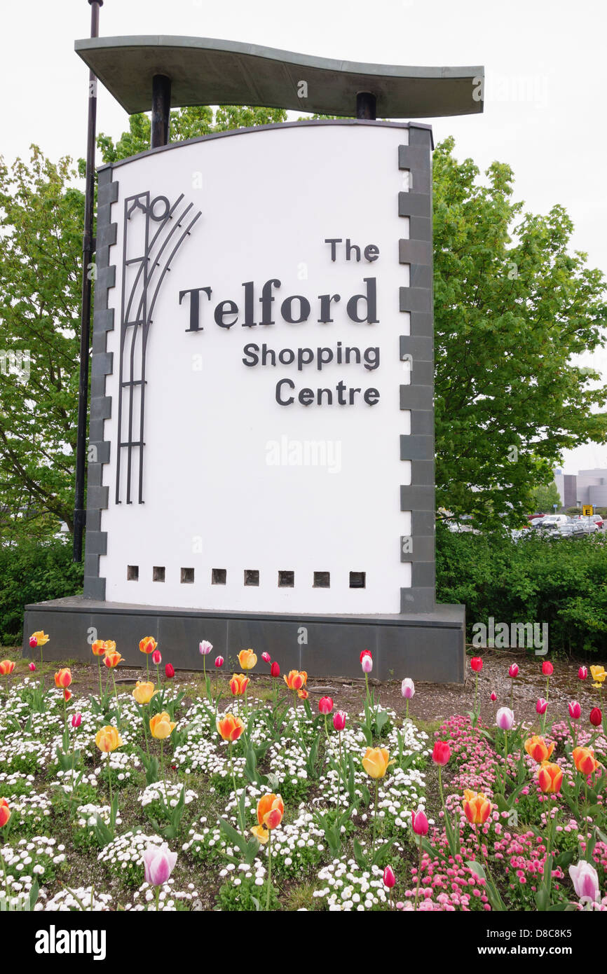 British town centre sign hi-res stock photography and images - Alamy