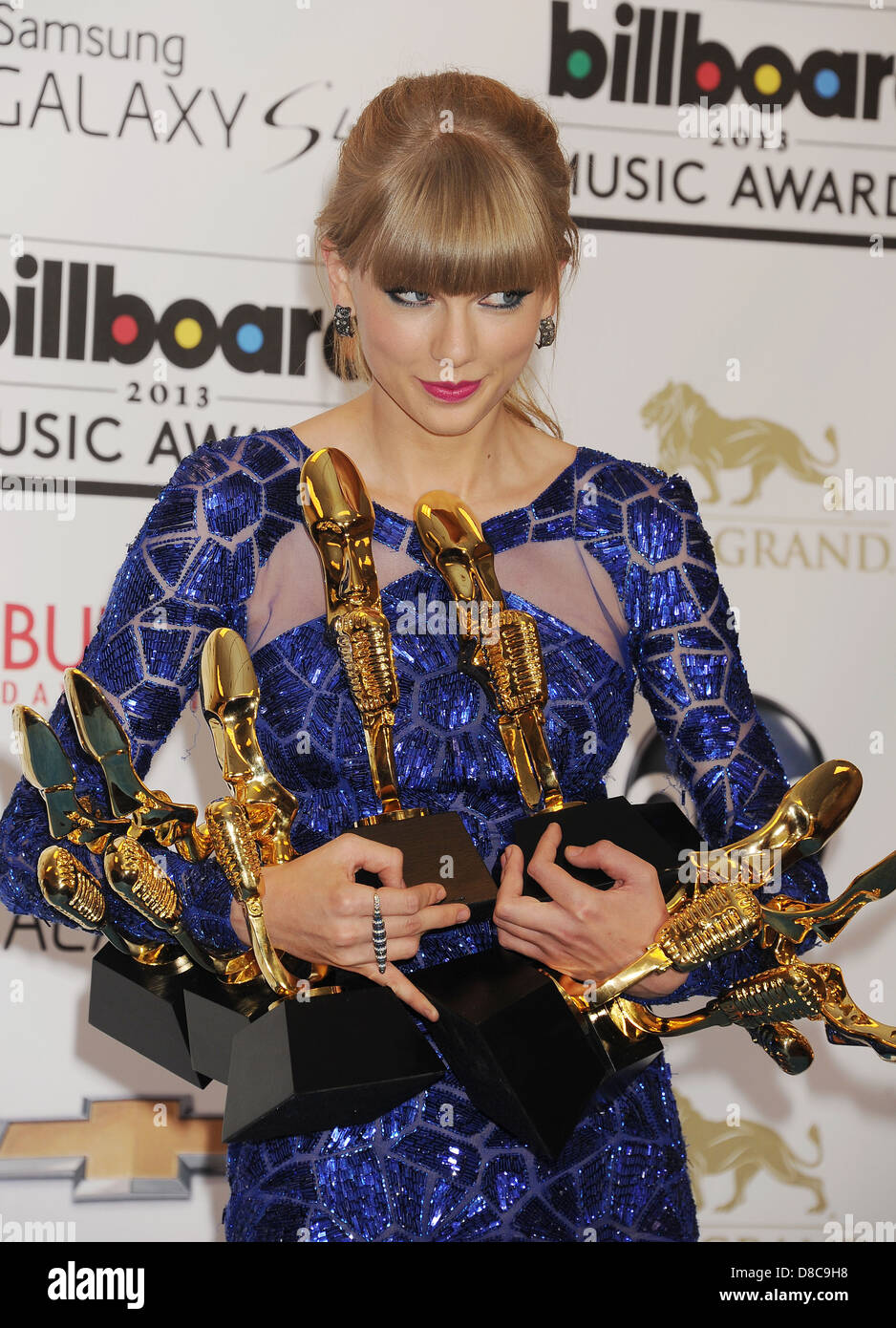 TAYLOR SWIFT US Country singer at the 2013 Billboard Awards. Photo ...