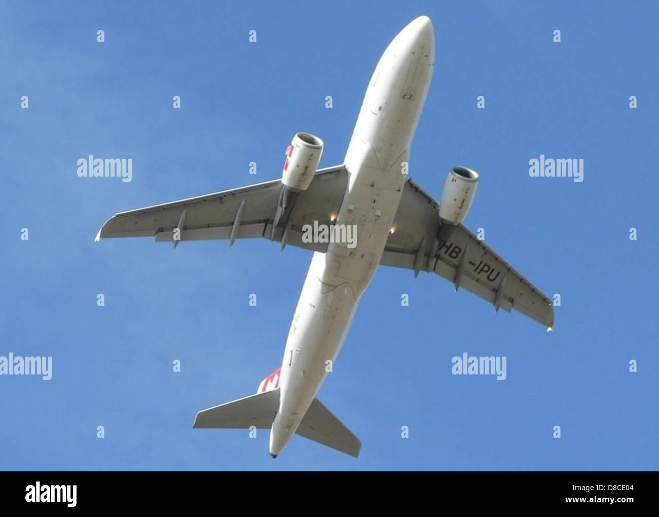 Airliner taking off gaining altitude hi-res stock photography and ...
