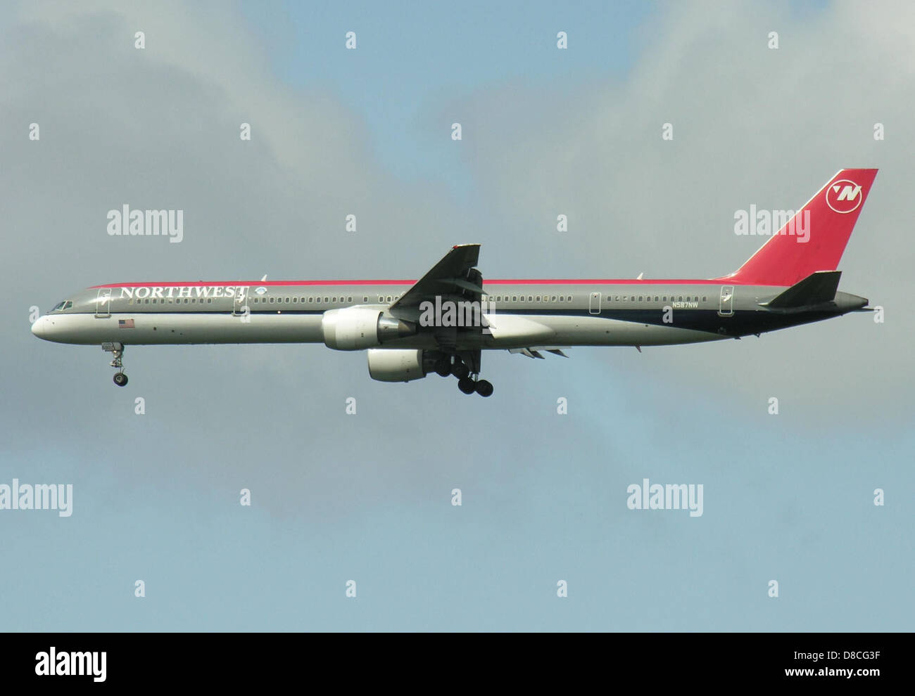 The Boeing 757-300 is a long-range, narrow-body airliner designed for ...