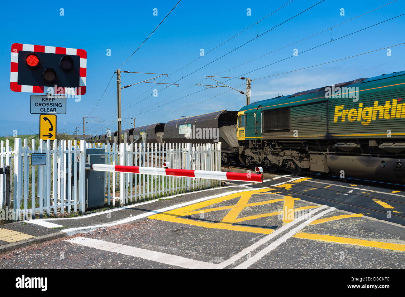 Level crossing lights hi-res stock photography and images - Alamy