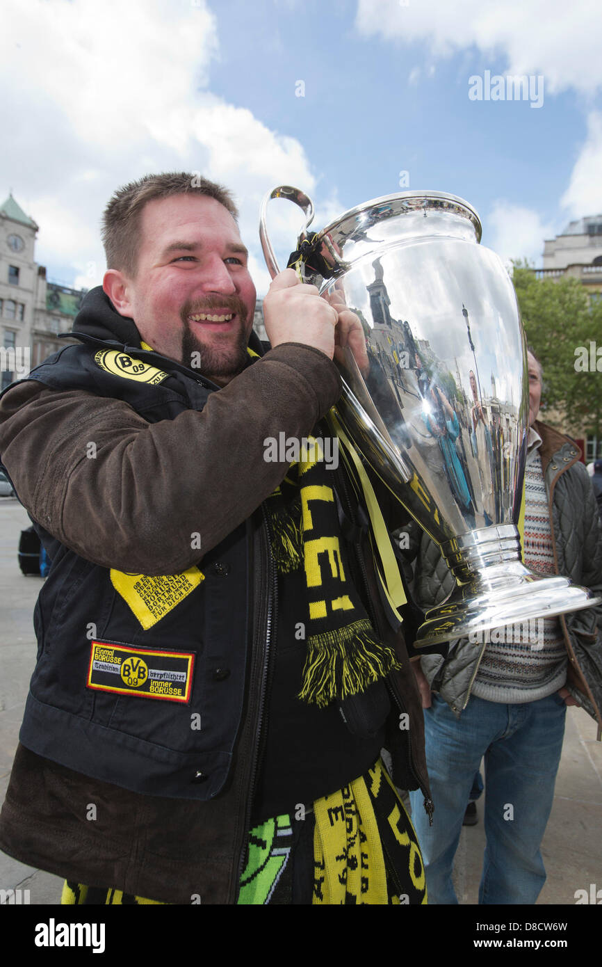Fans of BVB Borussia Dortmund having a good time in Central London ...