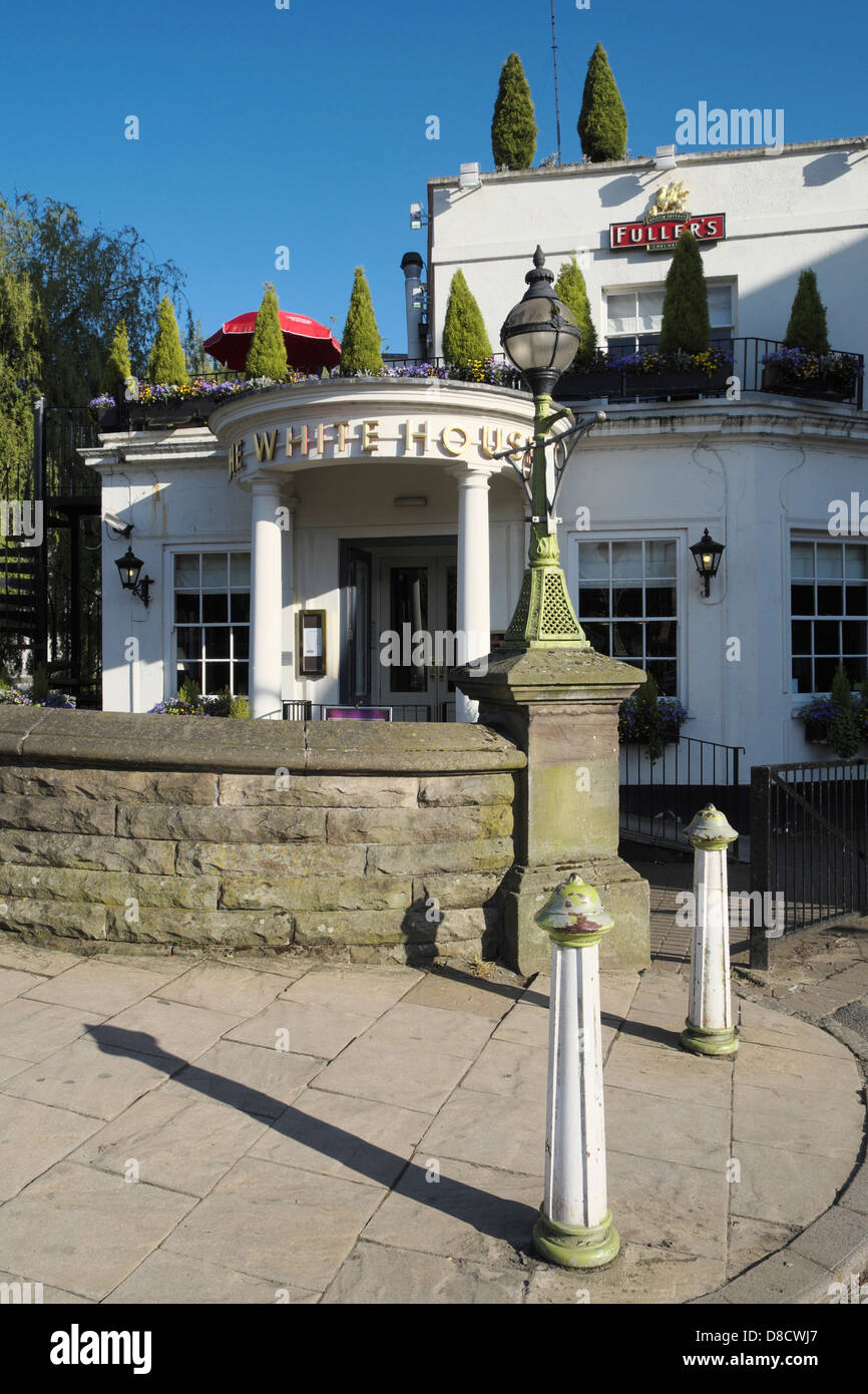 Guildford [white house pub] hi-res stock photography and images - Alamy