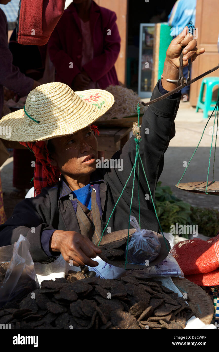 measuring at the Aungban market Stock Photo - Alamy