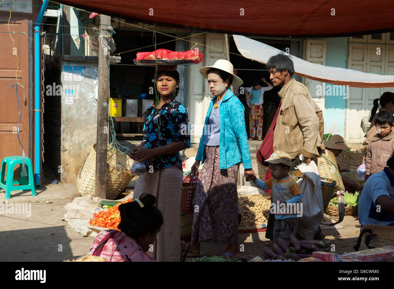 people shopping at the Aungban Market Stock Photo - Alamy