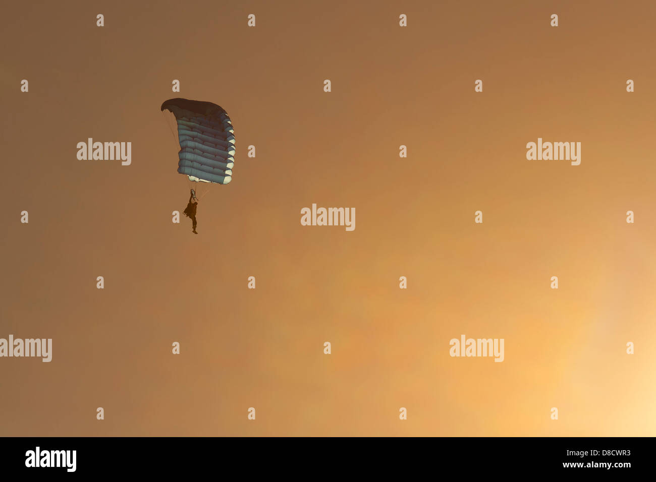 Parachute landing fall hi-res stock photography and images - Alamy