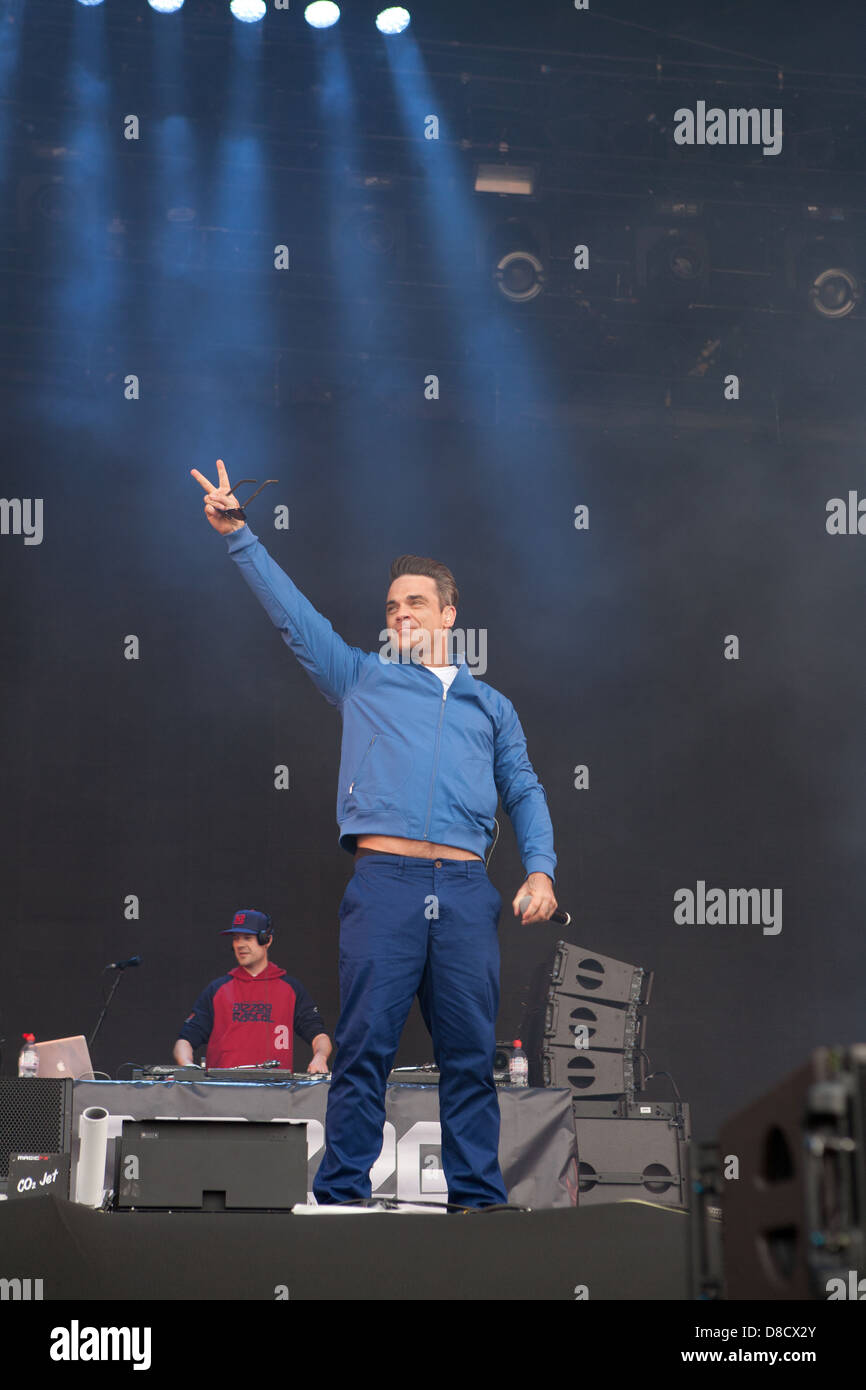 Robbie Williams on Stage Stock Photo - Alamy