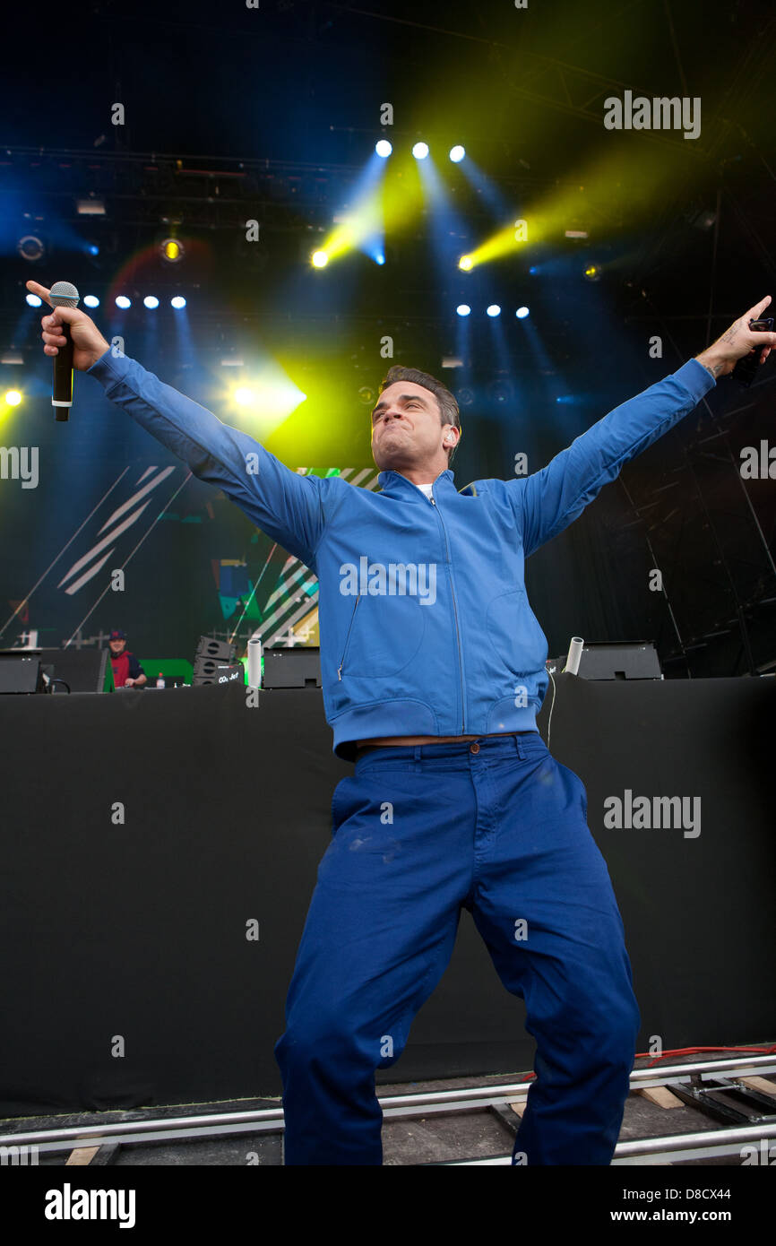 International singing sensation Robbie Williams joined rap star Dizzy ...