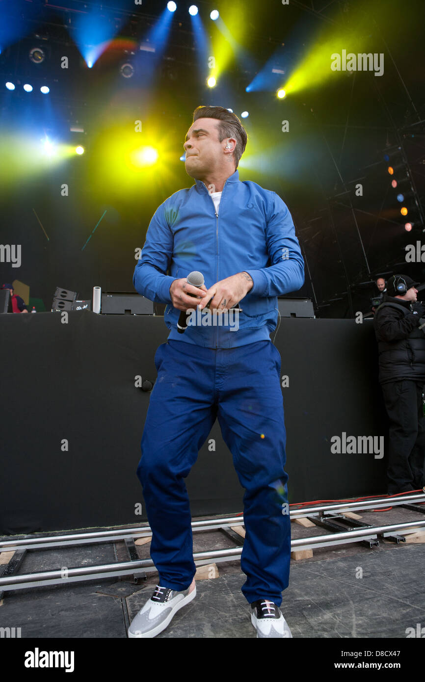 International singing sensation Robbie Williams joined rap star Dizzy ...