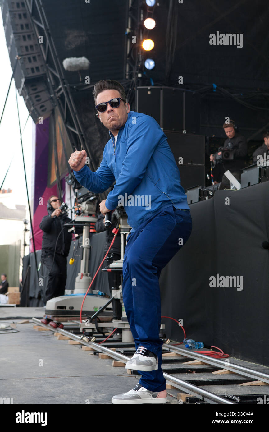 International singing sensation Robbie Williams joined rap star Dizzy ...