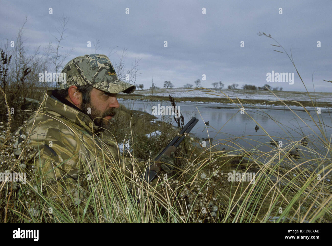 Hunter wearing camouflage clothing hi-res stock photography and images ...