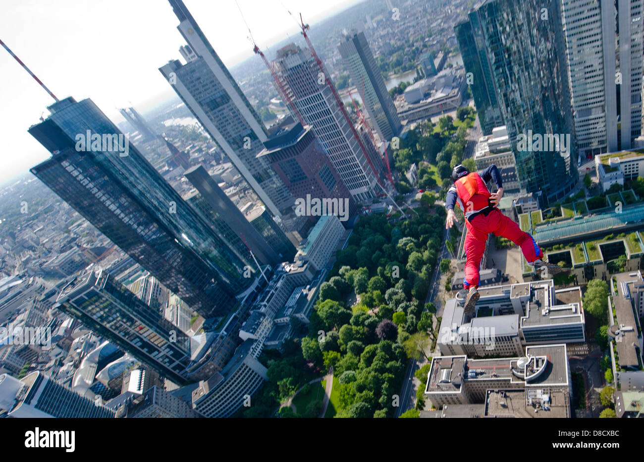 Base jumper Jürgen Mühling jumps from the Trianon skyscraper (186m ...