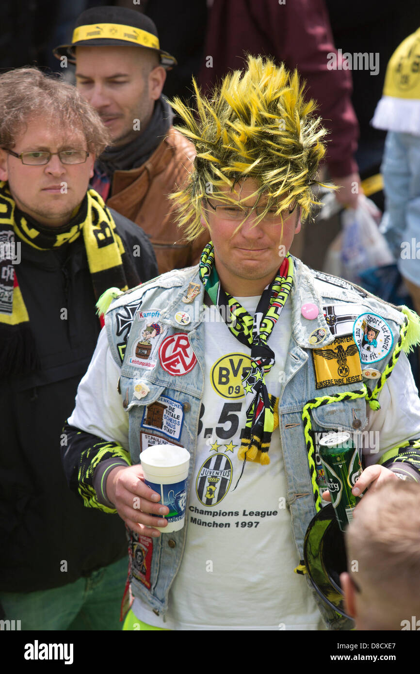 Fans of BVB Borussia Dortmund having a good time in Central London ...