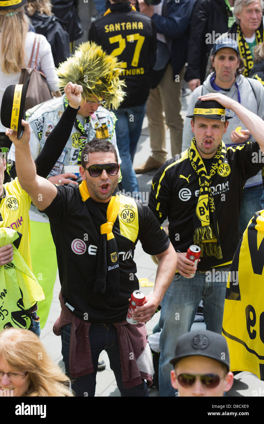 Fans of BVB Borussia Dortmund having a good time in Central London ...