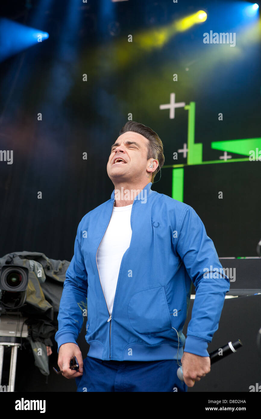 International singing sensation Robbie Williams joined rap star Dizzy ...