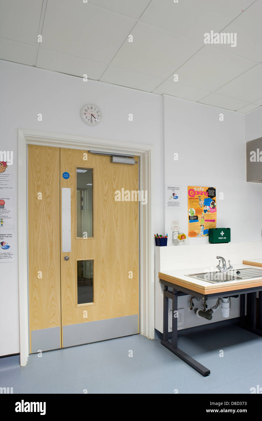 School classroom door uk hi-res stock photography and images - Alamy