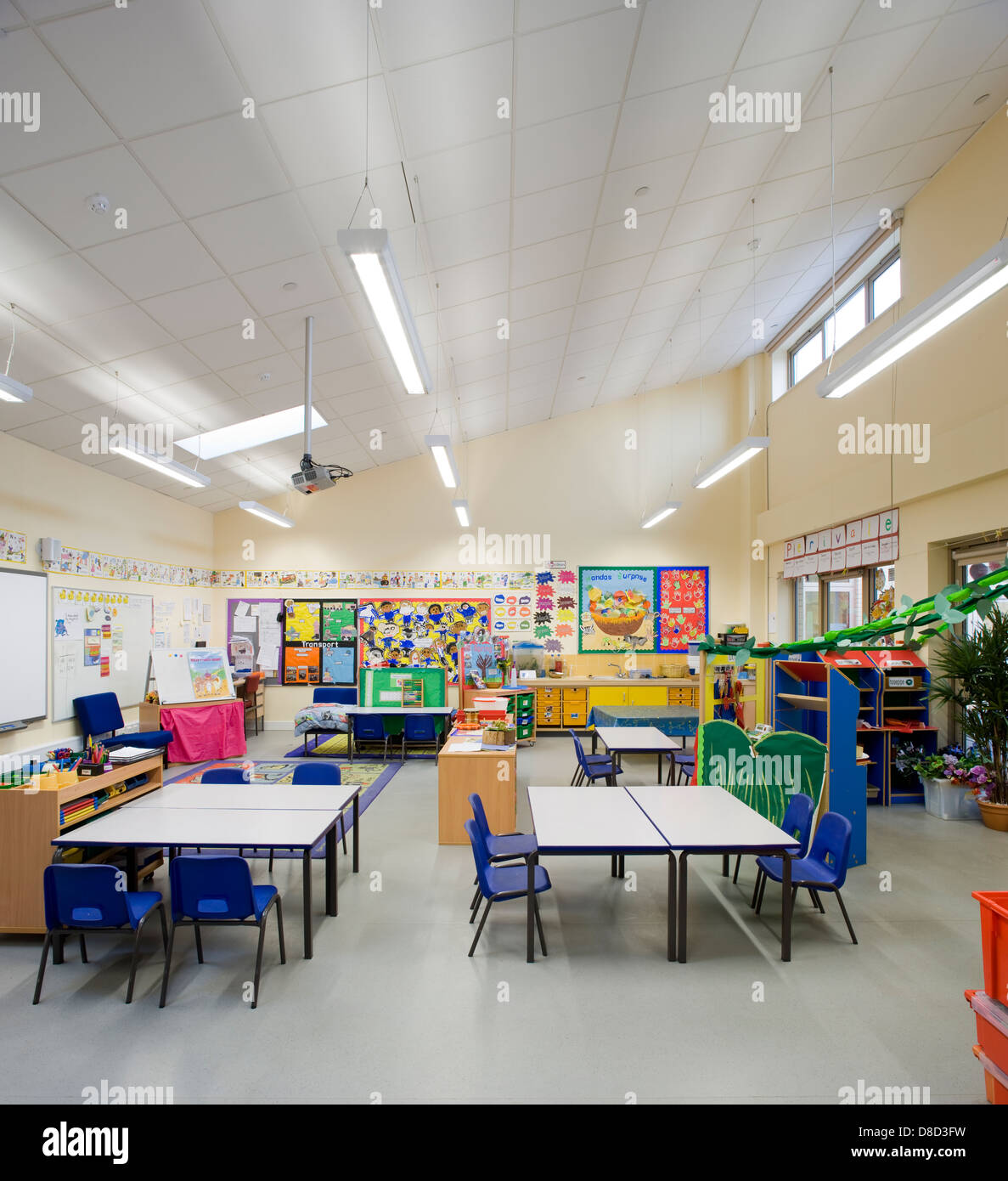 School classroom hi-res stock photography and images - Alamy