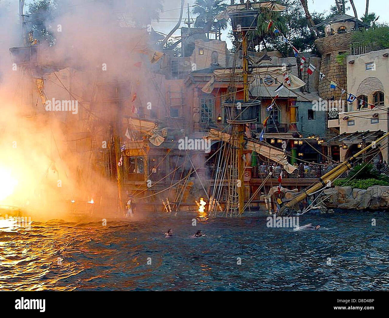 Ships cannon hi-res stock photography and images - Alamy