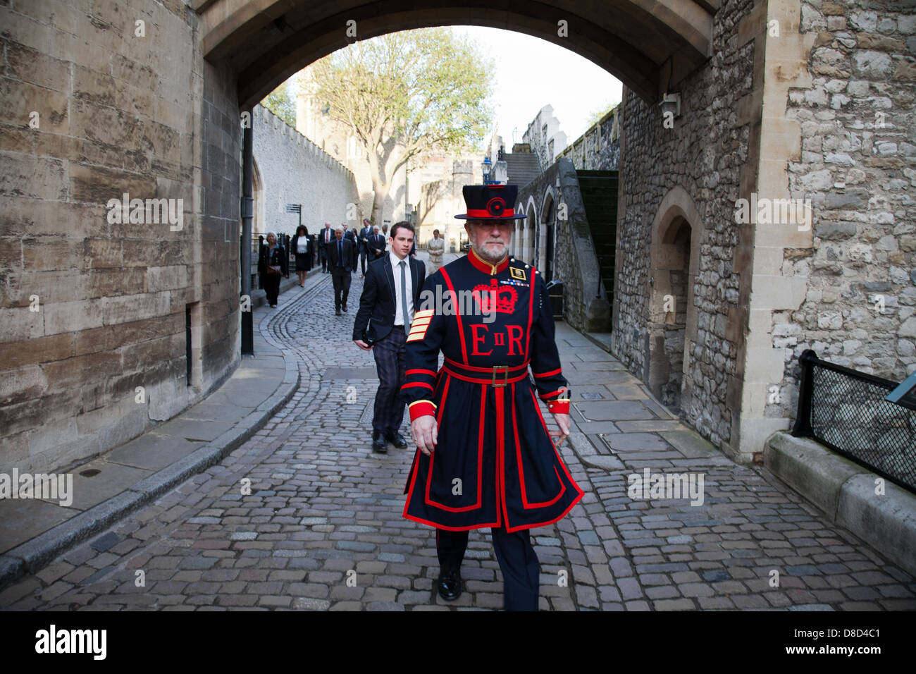 Beef eater inside The tower of London Stock Photo - Alamy
