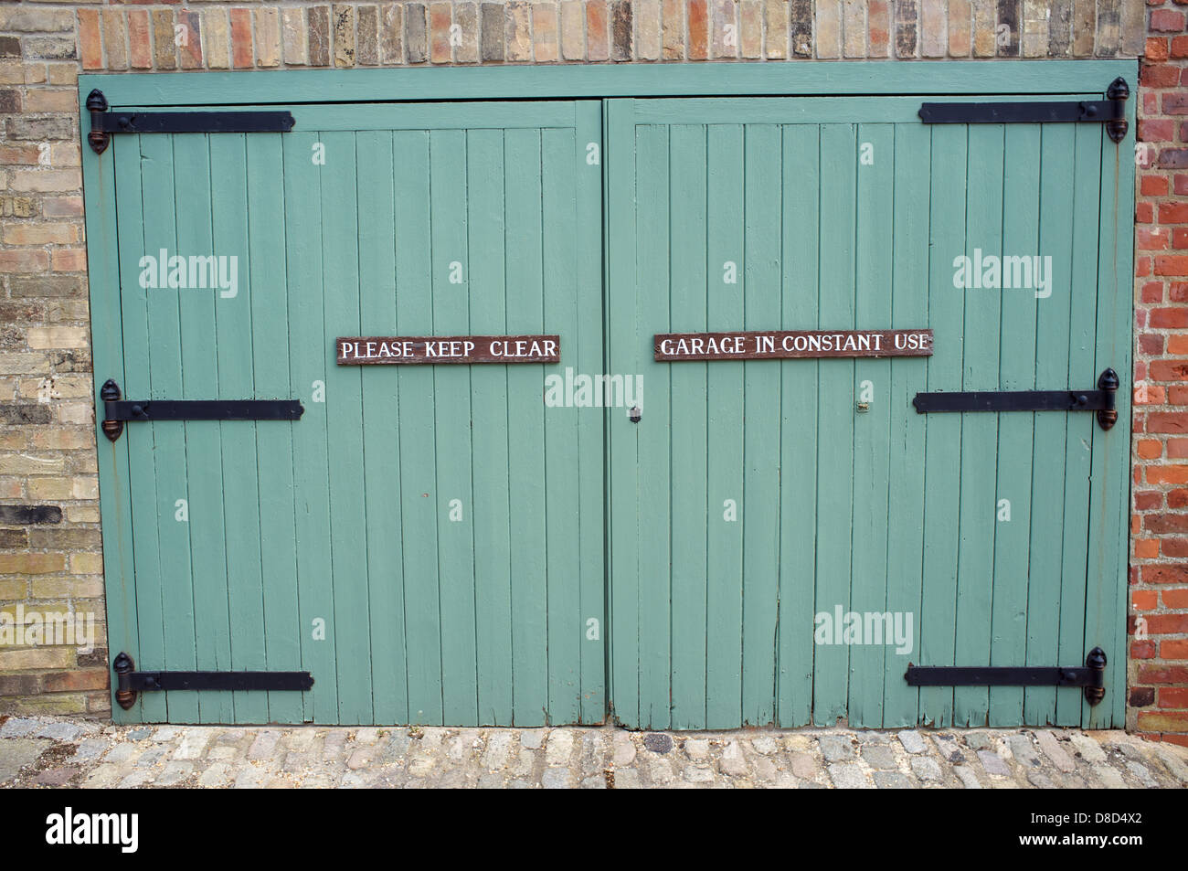 Please keep clear sign on garage doors Stock Photo - Alamy