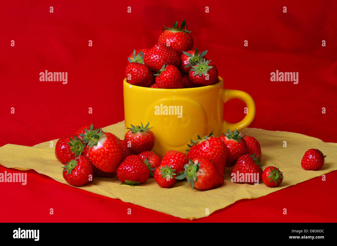 Yellow strawberries hi-res stock photography and images - Alamy