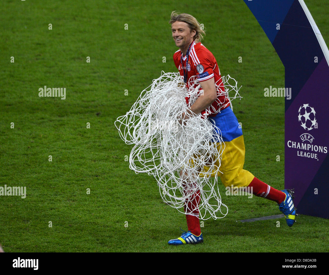 Bayern Munich's Anatoliy Tymoshchuk celebrates with parts of the net ...