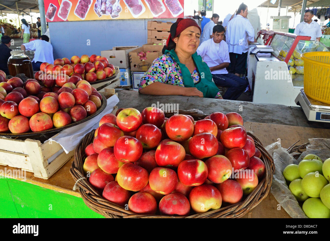 Woman selling apples at Tashkent Chorsu Bazaar Stock Photo - Alamy