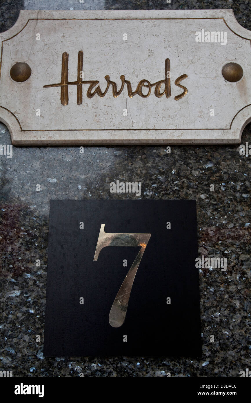 Harrods logo hi-res stock photography and images - Alamy