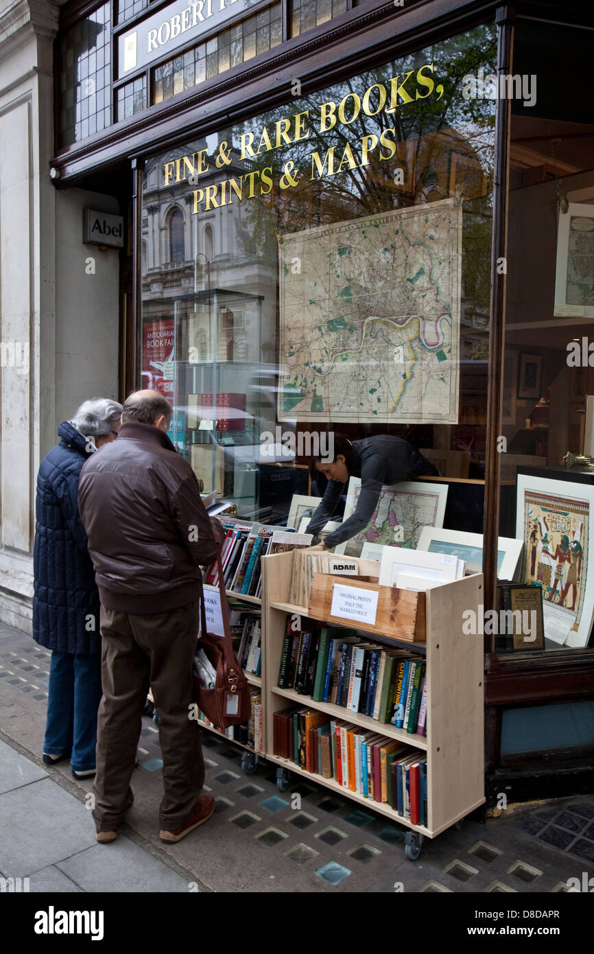 Buying books hi-res stock photography and images - Alamy