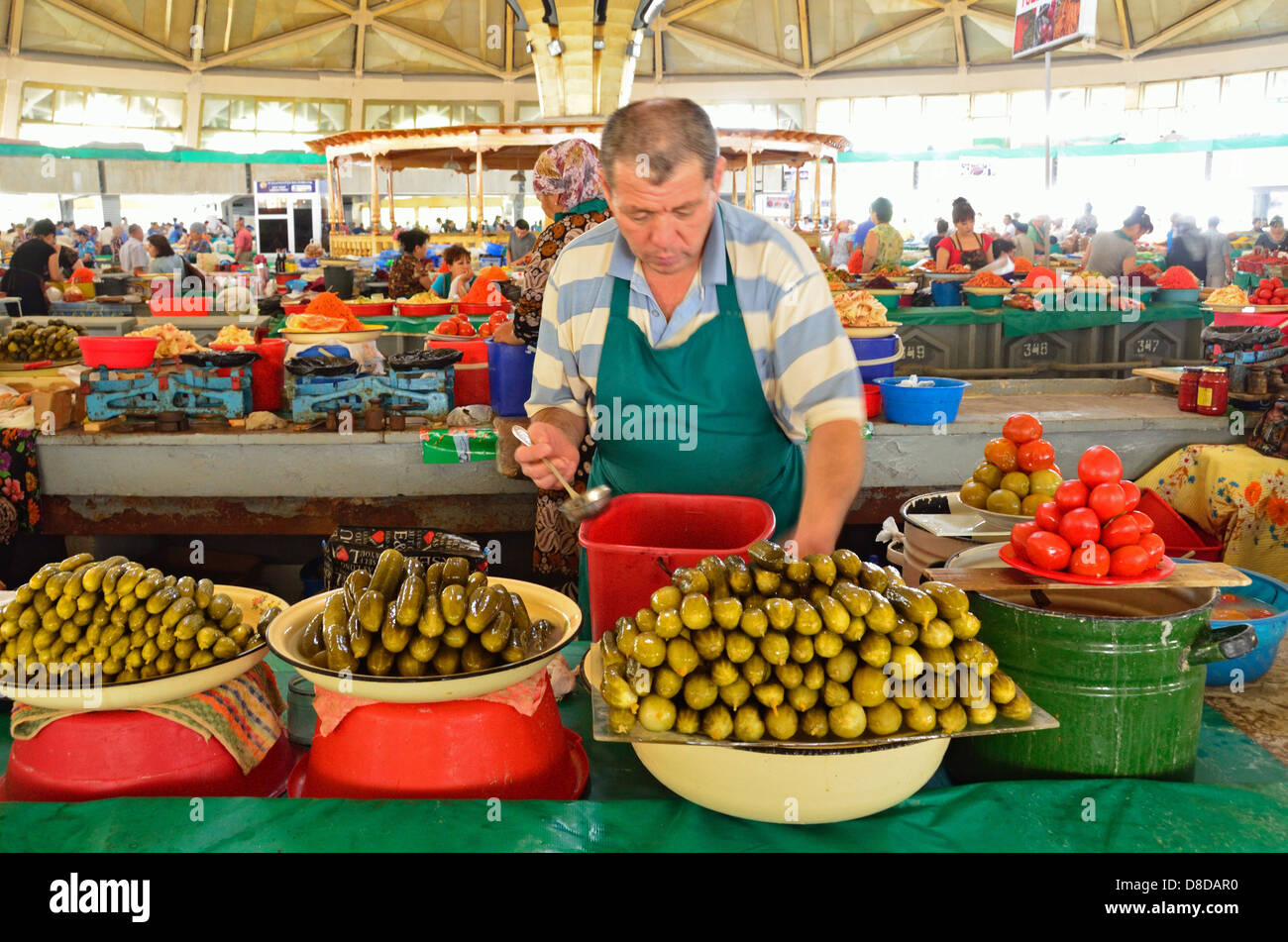Man selling gherkins at Tashkent Chorsu Bazaar Stock Photo - Alamy