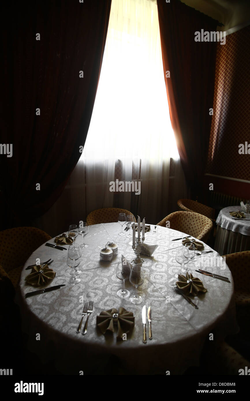 Empty dinner table in a luxury restaurant Stock Photo - Alamy