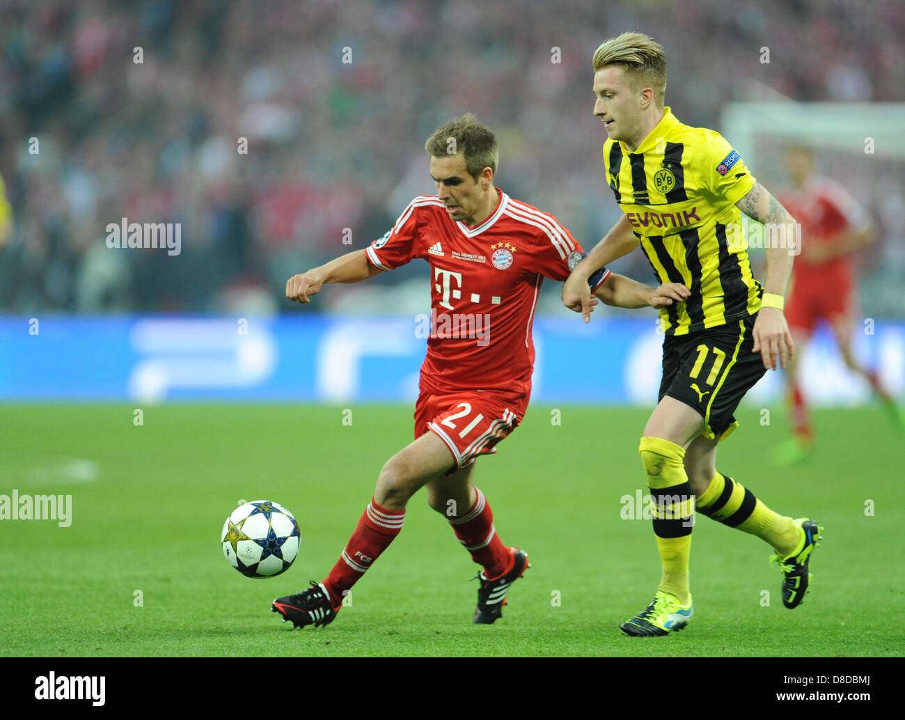 Dortmund's Marco Reus (R) and Munich's Philipp Lahm vie for the ball ...